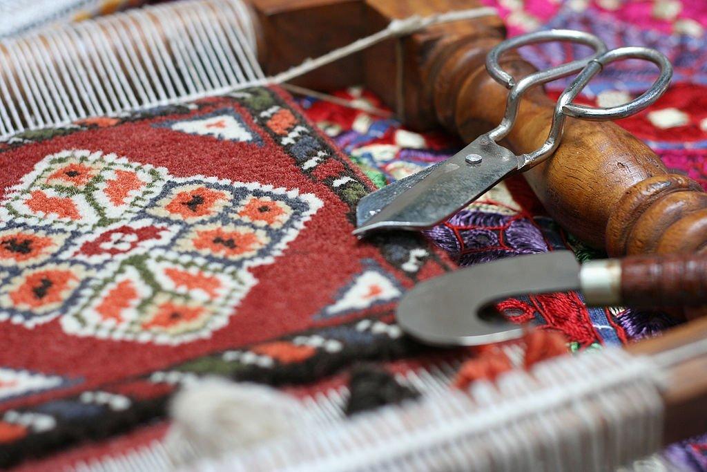 From Bokhara To Kilim: 7 Best Pakistani Rugs For Your Living Room ...